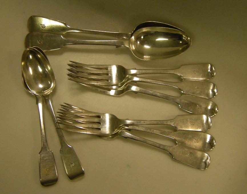 Lot 518 - A quantity of silver fiddle pattern silver