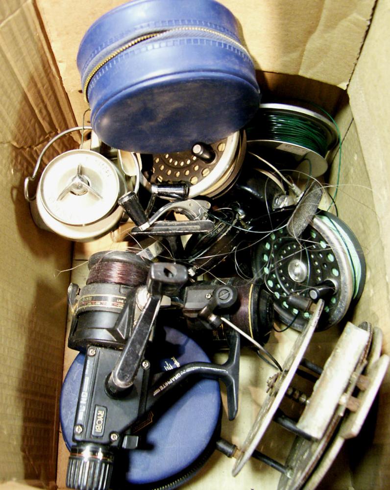 Lot 262 - A box of assorted fixed spool reels