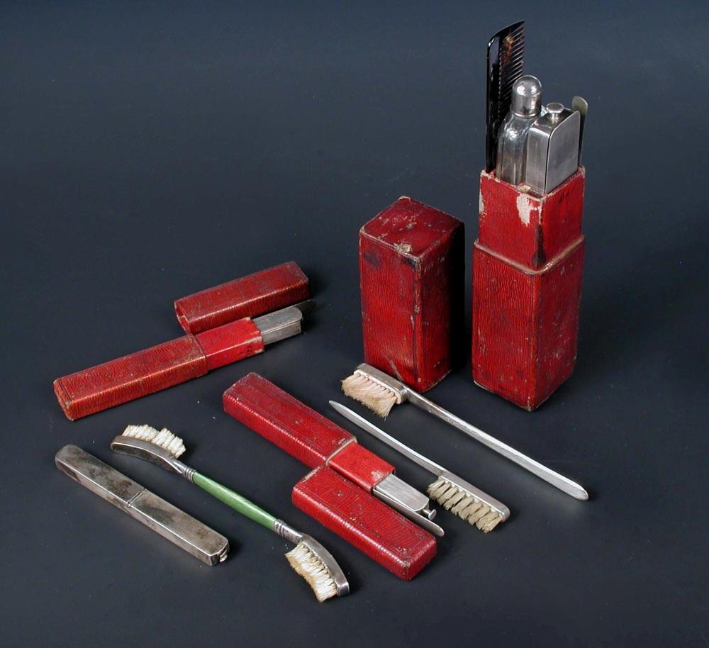 Lot 610 - A George III silver tooth powder box,