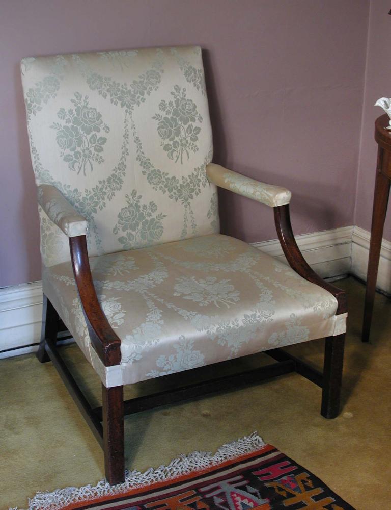 Lot 891 - A George III mahogany 'Gainsborough' library