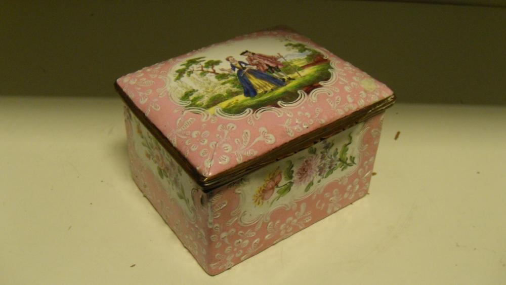 Lot 653 - An early 20th century Samson pink enamel box,